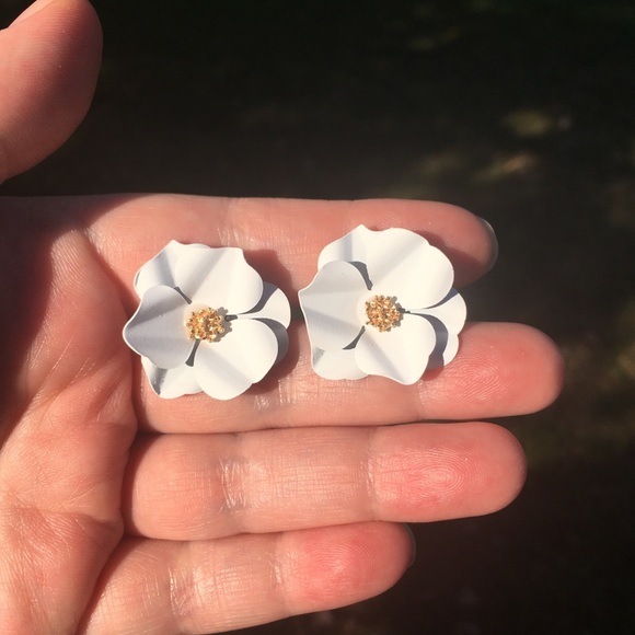 Jewelry | Nwt White Pretty Flower Metal Earrings | Poshmark